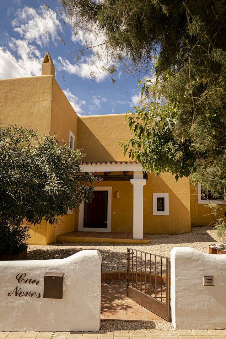 Can Noves -Villa Située Au Centre, Avec Grand Porc - Formentera