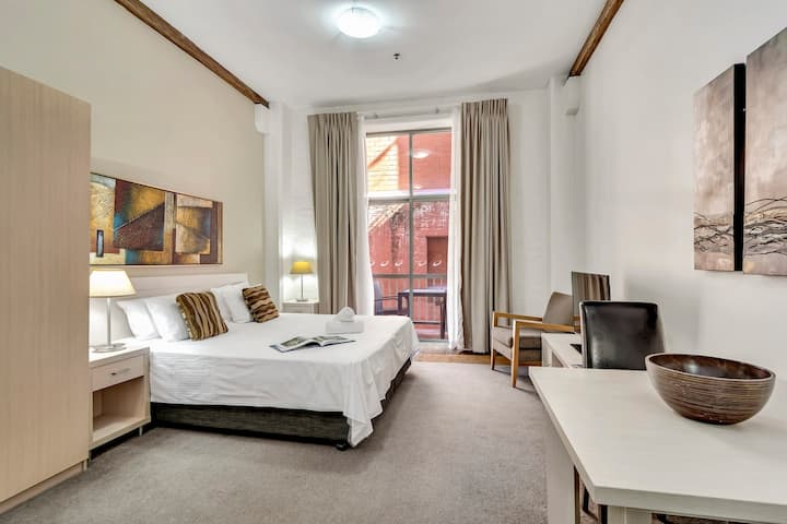 Historic Cbd Apartment With Pool & Gym - North Sydney