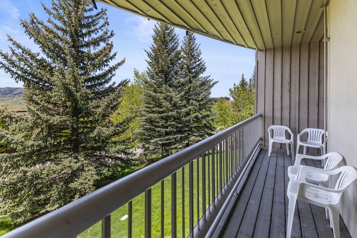 Great Rates! Short Walk To Slopes, Pool, Hot Tub, Private W/d - Steamboat Springs