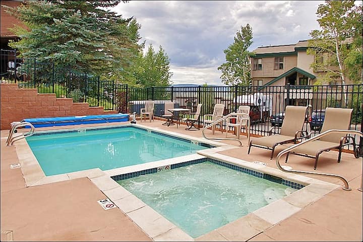 Great Rates! Short Walk To Slopes, Pool, Hot Tub, Private W/d - Steamboat Springs