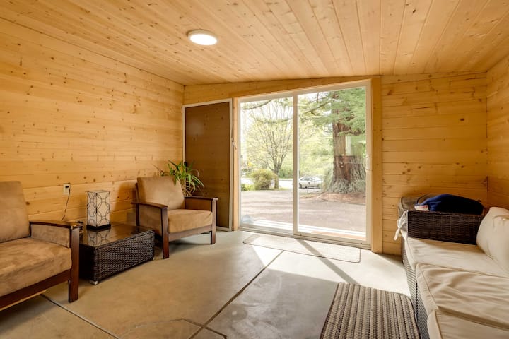 Brookings Home W/ Deck, 1/2 Mi To Harris Beach! - Brookings, OR