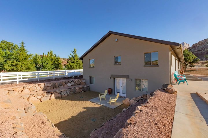 New Basement Apartment With Movie Room Near Zion - Springdale