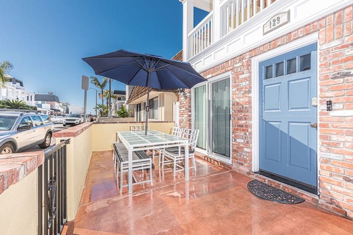 Sunny First Floor Beach House W/ Ac! | Large Outdoor Patio W/ Grill | 1 Block To The Beach! - Costa Mesa, CA