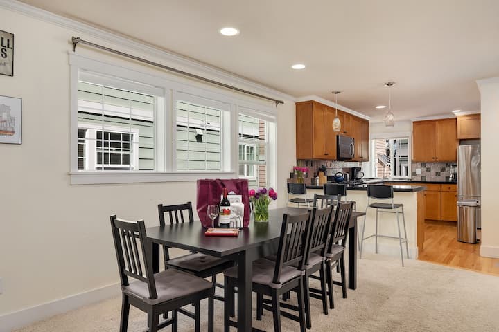 Seattle Vacation Home: Berlin Wall - Prime Location! Decks & Upscale Kitchen - Seattle, WA