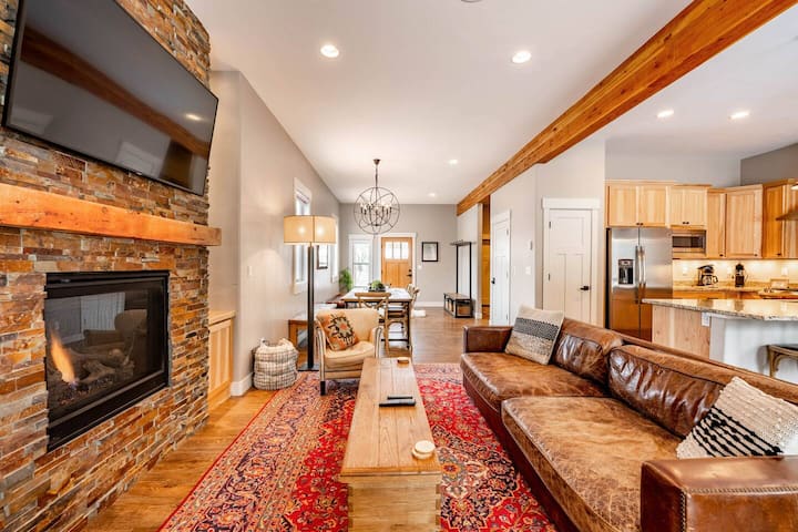Winter Park Luxury Townhouse: Hot Tub, Fireplace! - Fraser, CO