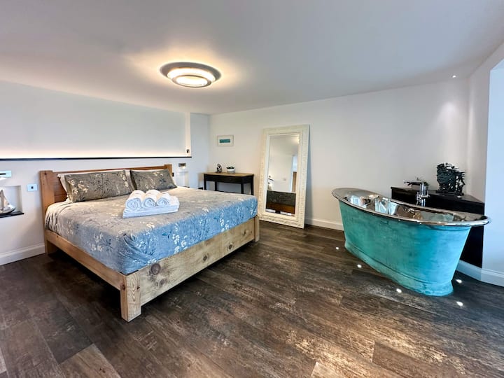 Silver Sea - Features Freestanding Air-spa Bath - Bude