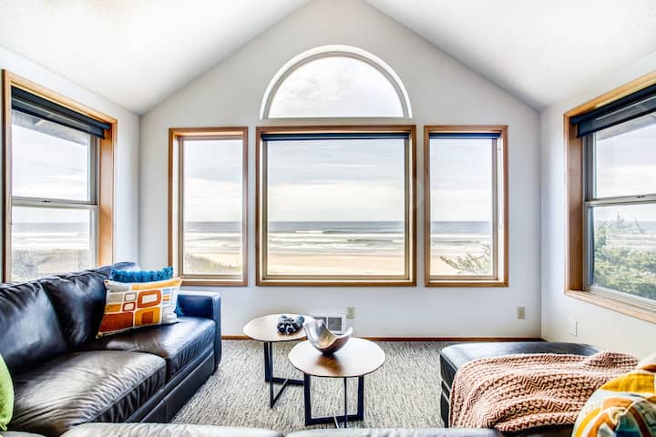 Oceanfront! Sandy Beach! Hot Tub! ~ Sand Castle - Yachats, OR