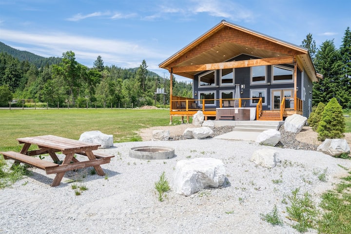 Dog Friendly Cabin Walking Distance To The River - Lake Wenatchee, WA