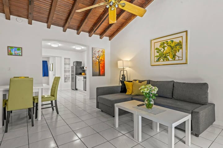 Chic Deco Stay | Espanyola Way, Beach, Parking - South Beach, FL