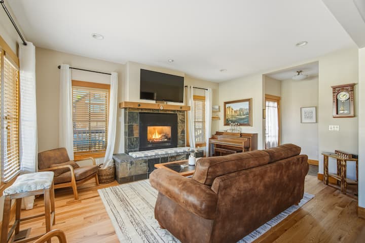 Pine Haven Retreat | Walk To Downtown & Pool - Sisters, OR