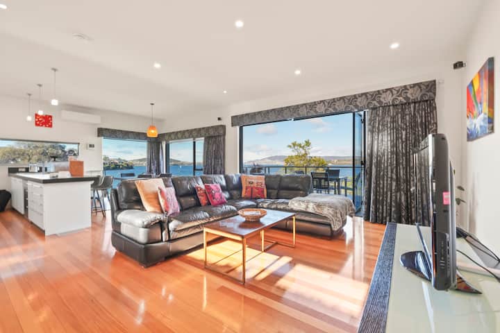 Waterfront Home - Gorgeous Views - 2 Bedroom - Hobart