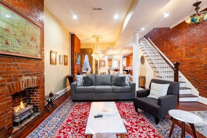 A Little Persian Castle With Parking - Washington, DC