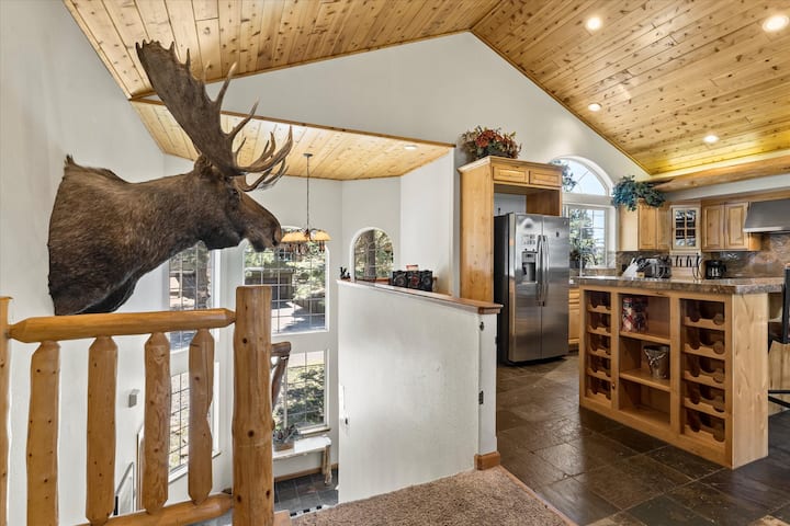 Game Room | Bar | Deck | Ev Charger | Backyard - South Lake Tahoe, CA