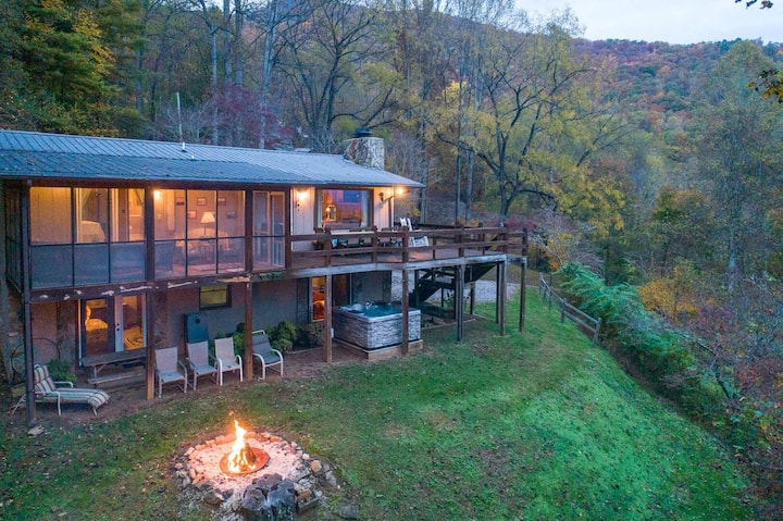 Tree Tops - Mountain Home With View And A Hot Tub! - Sylva, NC