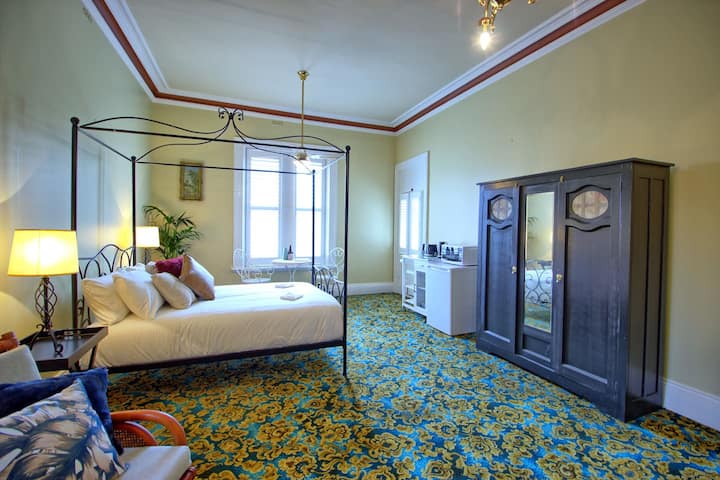 Large Heritage Room In Central Glenelg - 애들레이드