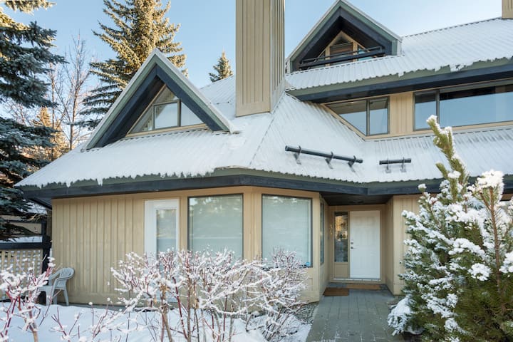 Alpine Retreat- Walk To Skiing & Blackcomb Gondola - Whistler