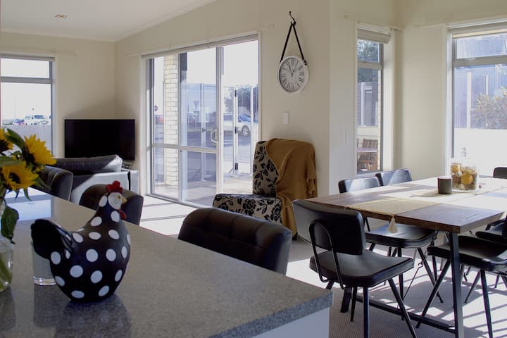 Relaxing Townhouse Near Coastal Walkway - New Plymouth