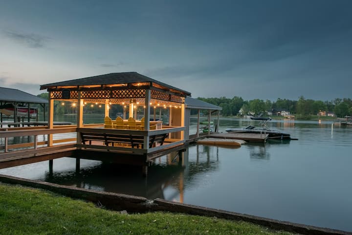 Lucky's Lake House By Avantstay | Private Lake Bar - Lake Norman, NC