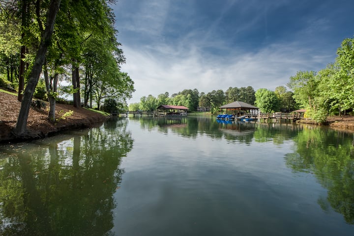 Lakeside Landing By Avantstay | Private Dock - Lake Norman, NC
