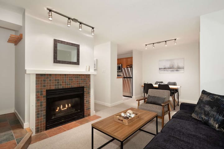 Private + Cozy Townhouse Unit. Free Parking, - Whistler