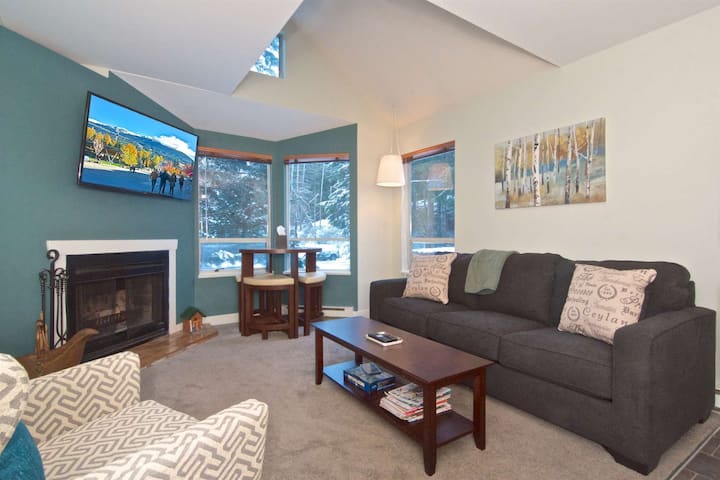 Cute And Cozy Creekside Townhouse. Ground Floor, - Whistler