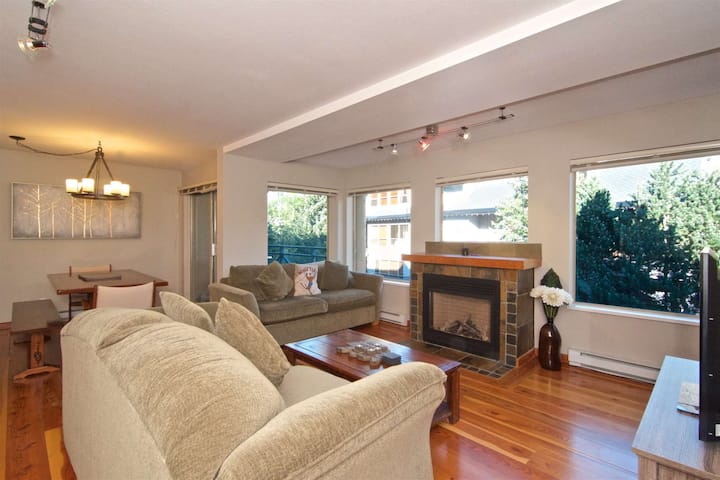 Stupenda Casa A Schiera Con 2 Camere Da Letto E Vista Sul Villaggio - Whistler