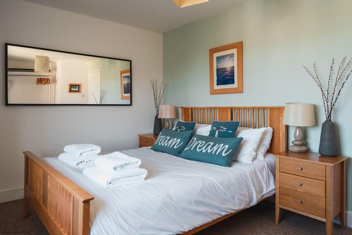 Driftwood, Sleeps 6, Pets, Hot Tub - Croyde