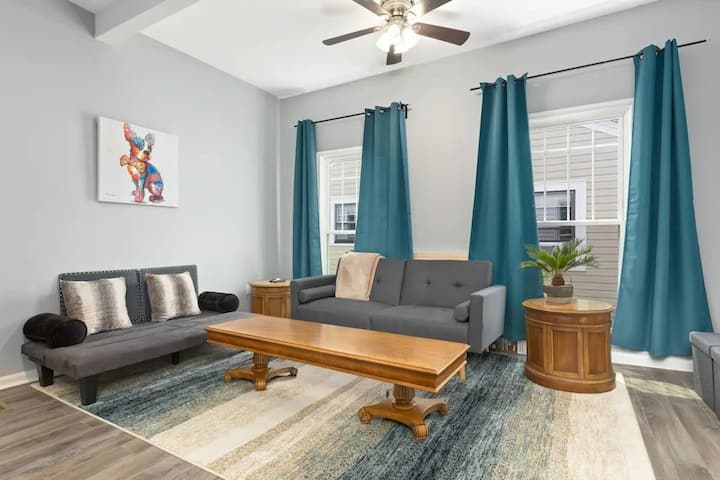 Recently Renovated Chic Durham Farmhouse - Durham, NC