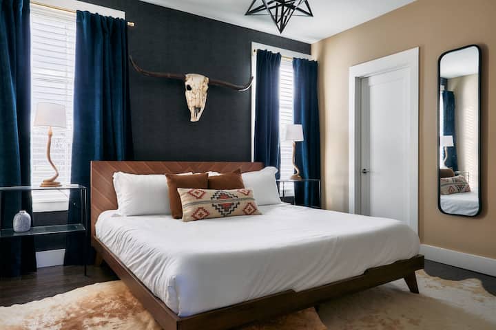 Soaring Ceilings, King Beds Overlooking Courtyard, - ANU, Nashville