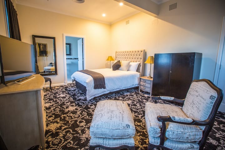 Commercial Boutique Hotel | Premier Room - Tenterfield