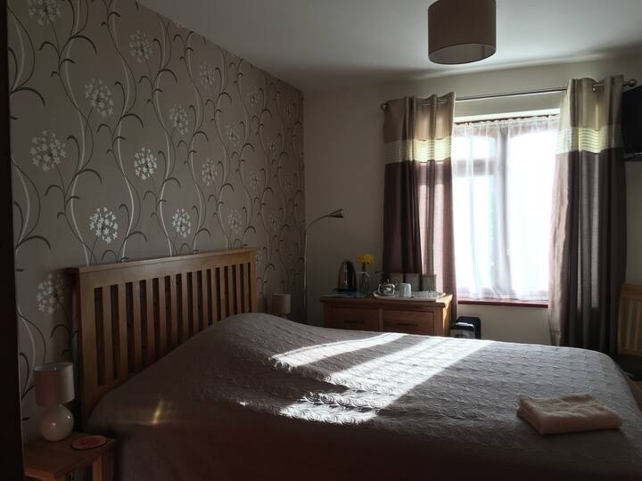 Kingsize Bed With Ensuite Shower Room - Dawlish Warren