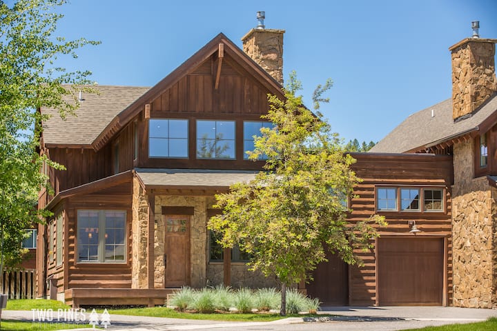 Plush Townhome | Fireplace |15 Min Drive To Resort - Big Sky, MT