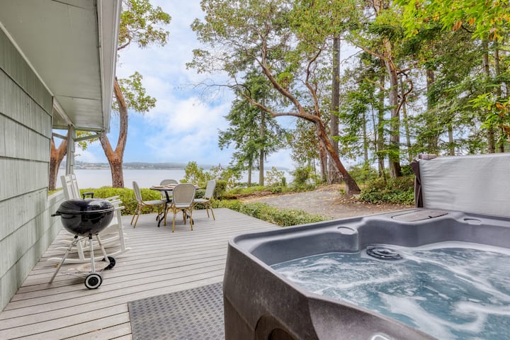 Cove Cottage By Avantstay | Waterfront Views + Spa - Coupeville, WA