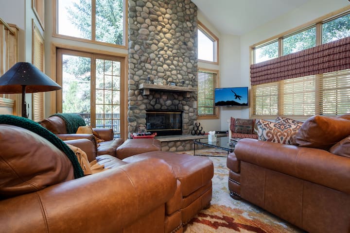Ski-in Mountain Townhome | 3br + Den | Private Jacuzzi Tub, Hot Tubs And Firepla - Steamboat Springs, CO