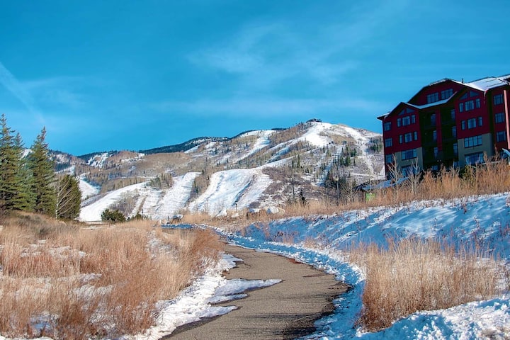 Walk To Resort/free Town Bus Stop W/mtn Views-heated Pool-hottub-grill-deck-gas Fireplace-immaculate - Steamboat Springs, CO