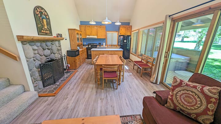 Circle Four Condo 14 - Hot Tub, Sharc Passes - Sunriver, OR