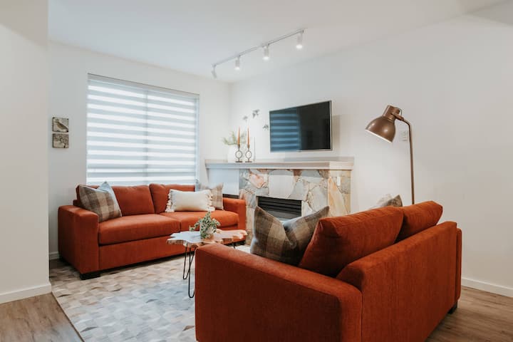 Village Location! Free Parking + Common Hot Tub - Whistler
