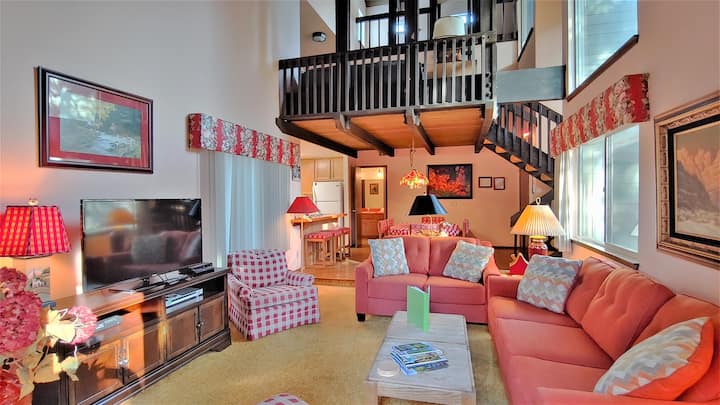 Marcia-approved! Vintage Vibes & Modern Comfort - Sunriver, OR