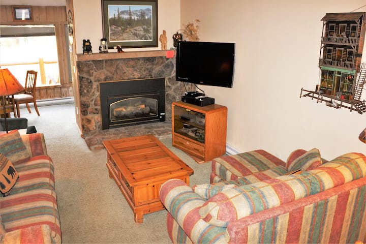 Ski-in 3 Bedroom Townhome Close To Downtown - Breckenridge, CO