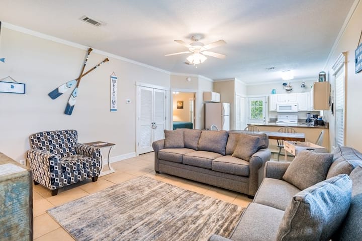 Pet-friendly Cozy Home In Orange Beach W/ Pool And Fishing Pond | Sleeps 8 - Orange Beach, AL