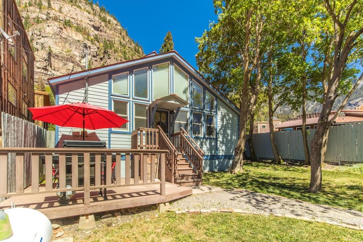 Downtown Bungalow! Pet Friendly With Sunroom - Ouray, CO