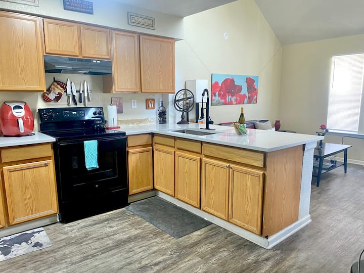 Cozy South Atx Condo. Sweet Retreat With Pool. - Austin, TX