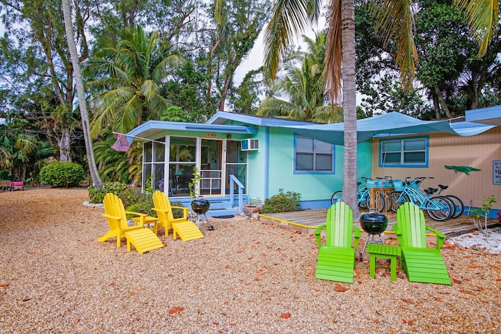 Gorgeous Coastal Cottage "Ibis" Minutes To The Beach And Free Bikes! July Savings - Sanibel, FL