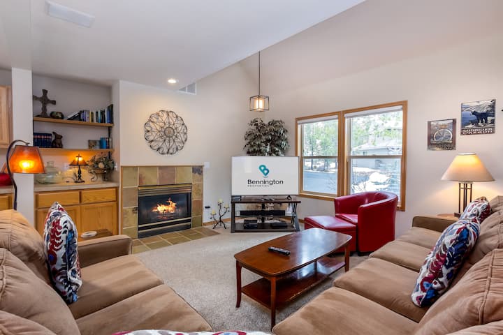 Cama23 - Near Ft Rock Park, Gas Fireplace, Hot Tub - Sunriver, OR
