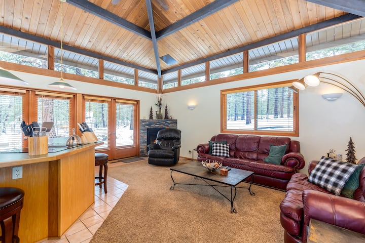 Coyote 20 - Cozy 2 Bedroom Cabin, Ac, Hot Tub - Sunriver, OR