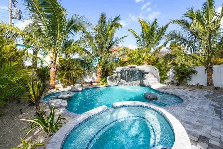 Home W/ Waterslide, Heated Pool And Spa! - Siesta Key, FL