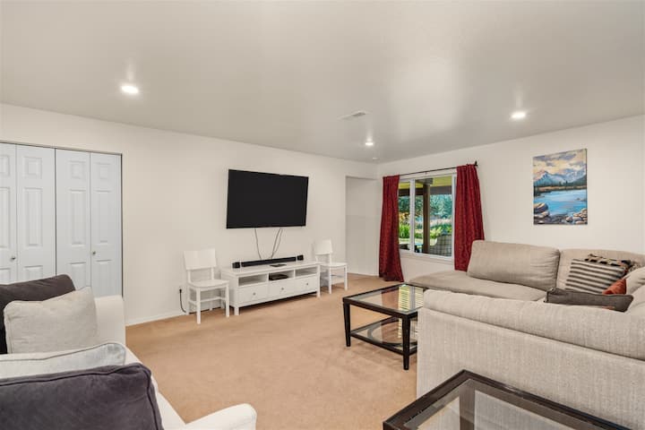 Large Family Retreat | Hot Tub, Views & Game Room - Cashmere, WA