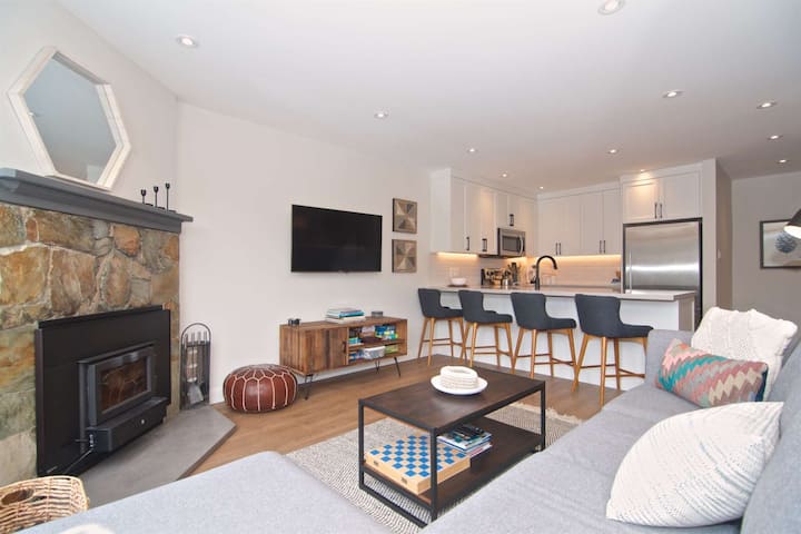 Spacious Family Townhome With Private Hot Tub - Whistler