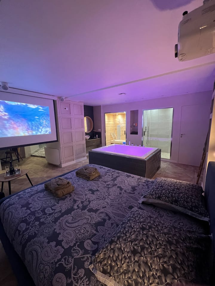 Suite Avec Jacuzzi, Sauna & Home-cinéma Privatif - アンジェ
