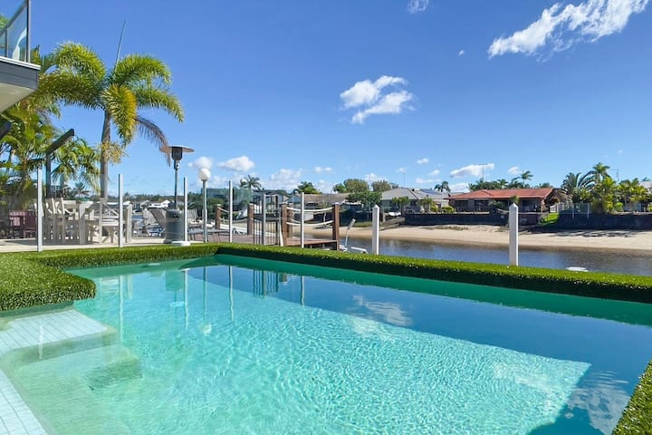 Remarkable Six Bedroom Waterfront Home! - Buderim
